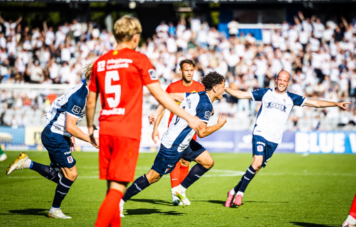 Bag Fjendens Linjer med FCN-fan: - På gode dage er I nærmest uovervindelige